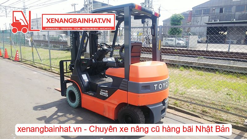 Xe nâng điện ngồi 2.5 tấn Toyota 8FB25 nâng cao 3m SX 2017 - Xe nâng bãi Nhật - TPHCM
